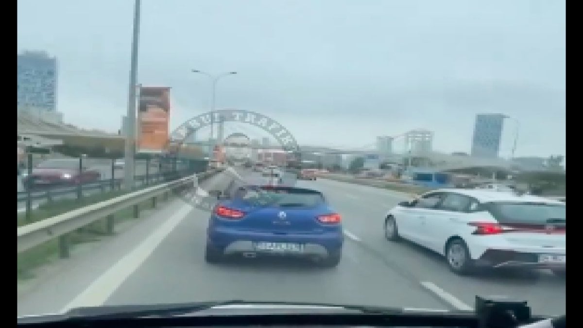 Israrla ambulansa yol vermeyen sürücü tepki topladı Israrla ambulansa yol vermeyen sürücü tepki topladı