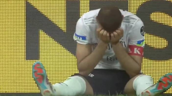 Cenk Tosun sedyeyle oyundan çıktı. Gözyaşlarını tutamadı Cenk Tosun sedyeyle oyundan çıktı. Gözyaşlarını tutamadı