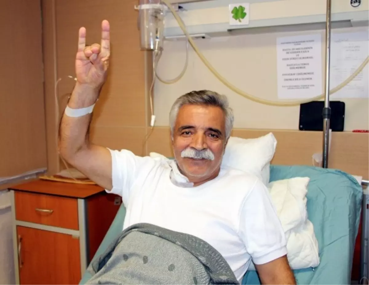 Ozan Arif vefatının 6.yılında anılıyor! Ayyüce Türkeş kabrini ziyaret etti